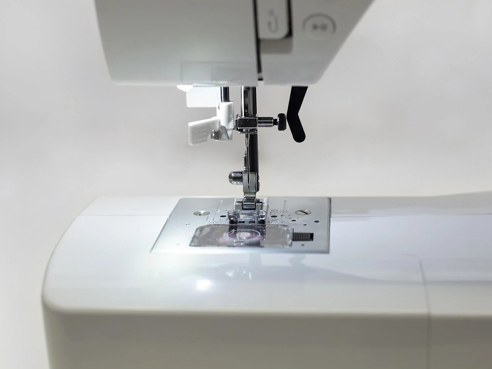 SINGER SC220-Red Freiarm-Nähmaschine bei MediaMarkt